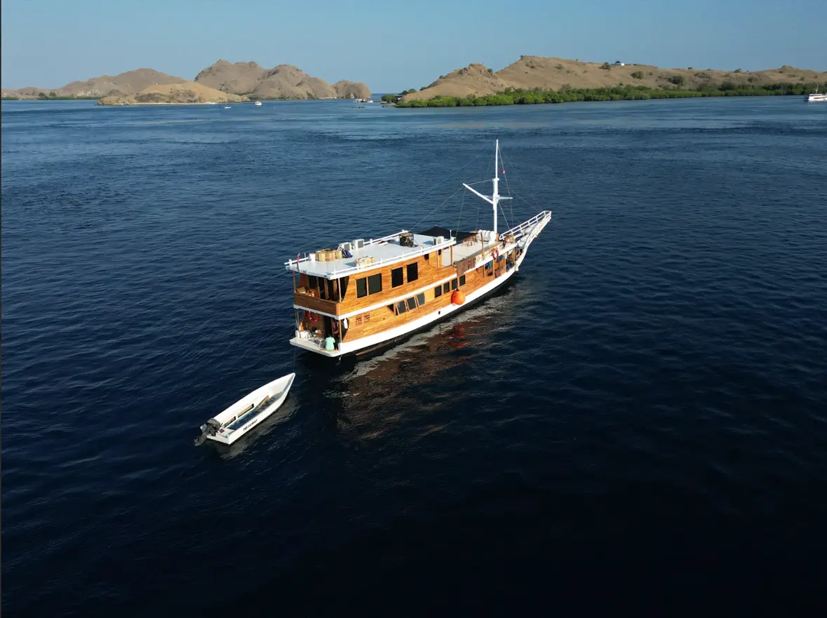 Segara Liveboard Luxury Phinisi Boat Yacht Charter Komodo Island 2025 ...